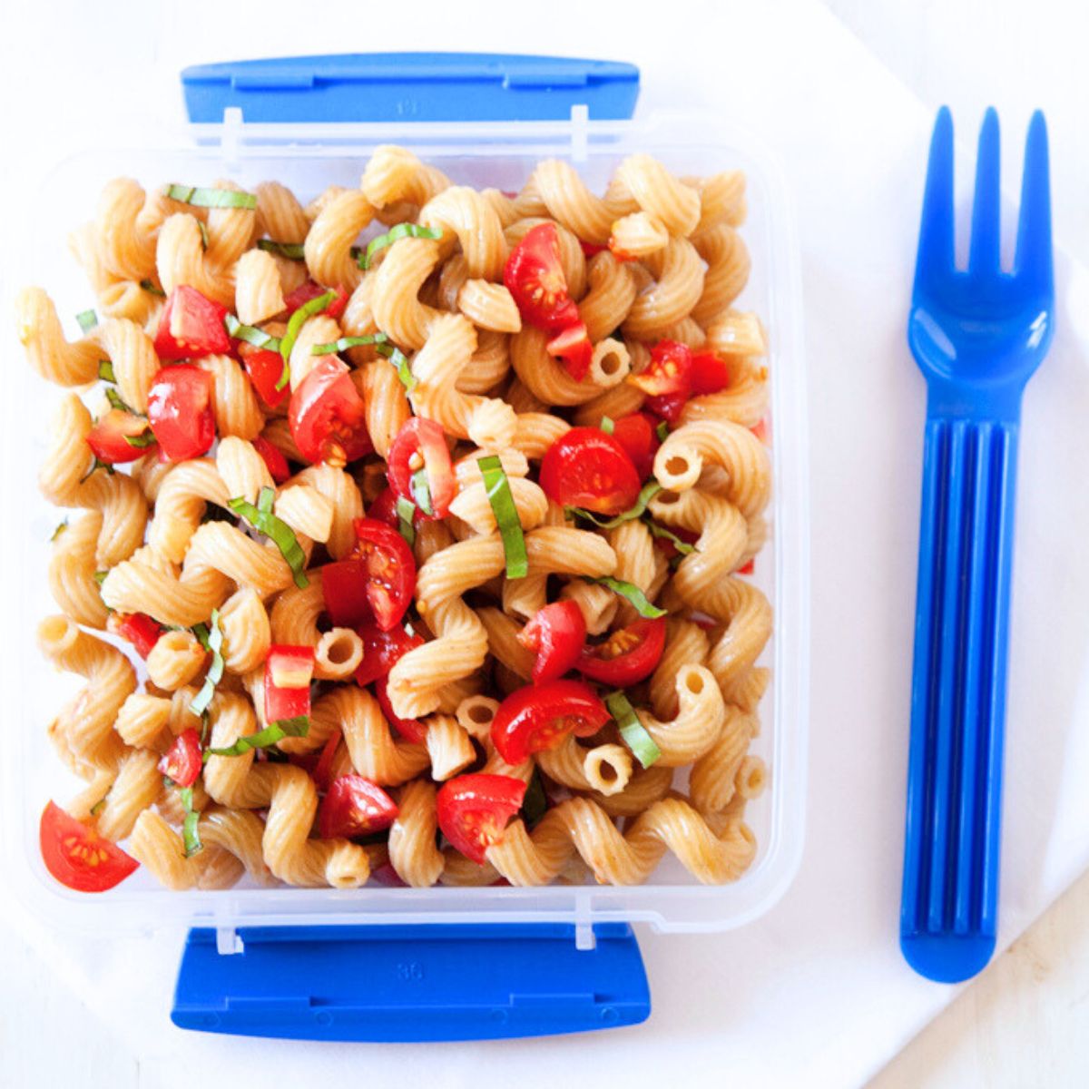 Tomato pasta salad lunchbox | MOMables